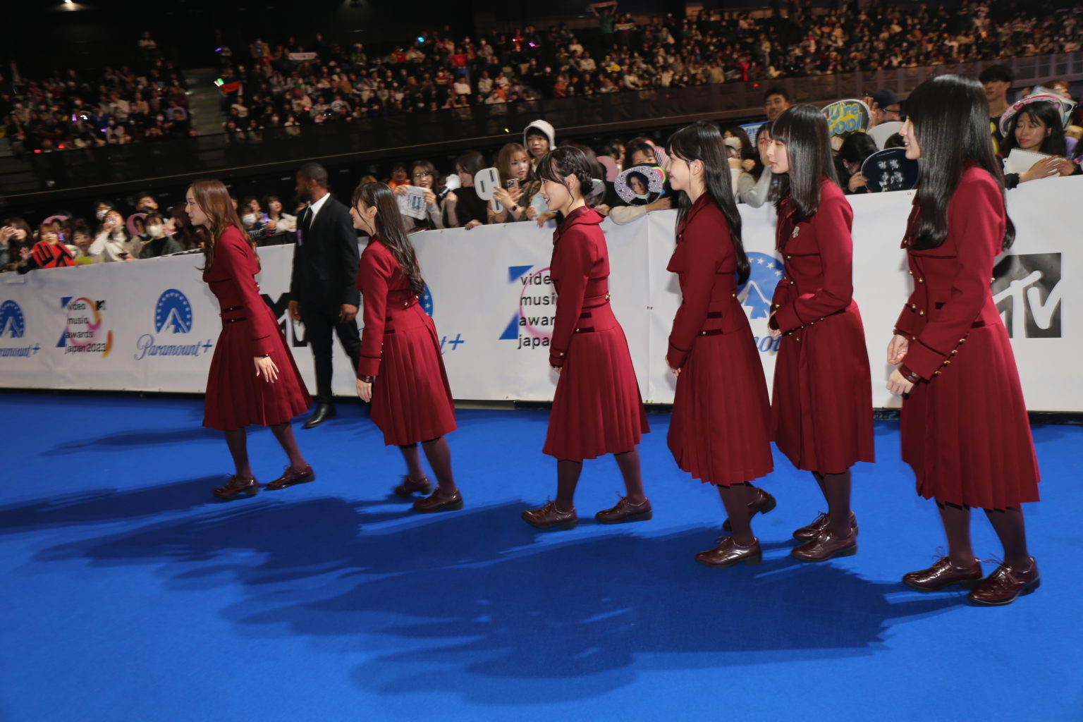 乃木坂46、真紅色衣裳で輝く笑顔のランウェイ！《MTV VMAJカーペット》 | Liveen Times