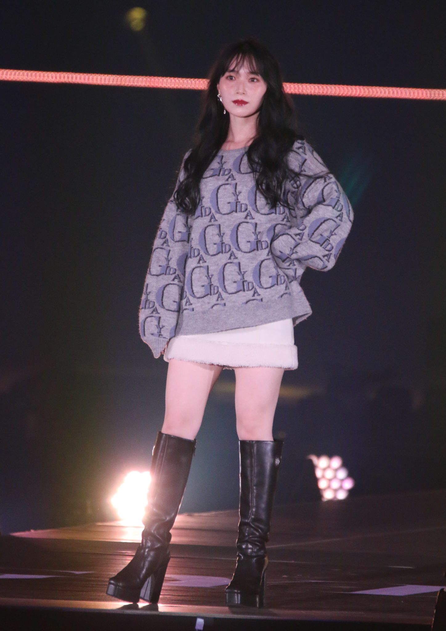 守屋麗奈（櫻坂46）、赤いリップとミニスカで美脚を際立たせる！＜ガルアワ24 AW＞ | Liveen Times